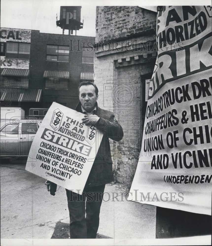 1970 Don Flynn Picketing - Historic Images