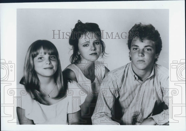 Press Photo Katie Kass,Tara Cynara,Sacha Joan Collins kids. - Historic ...