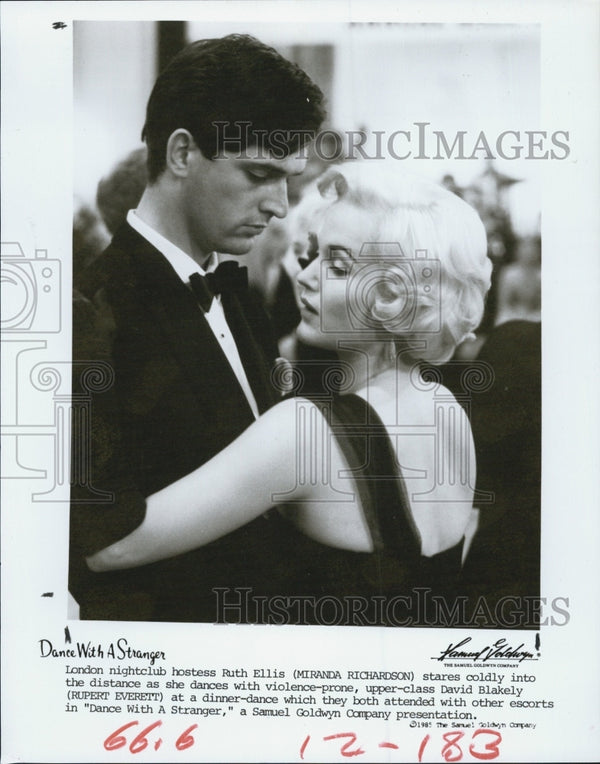 1985 Miranda Richardson and Rupert Everett in "Dance with a Stranger ...