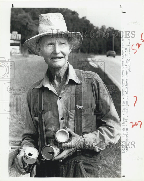 1981 Carl Harrison collecting aluminum cans. - Historic Images