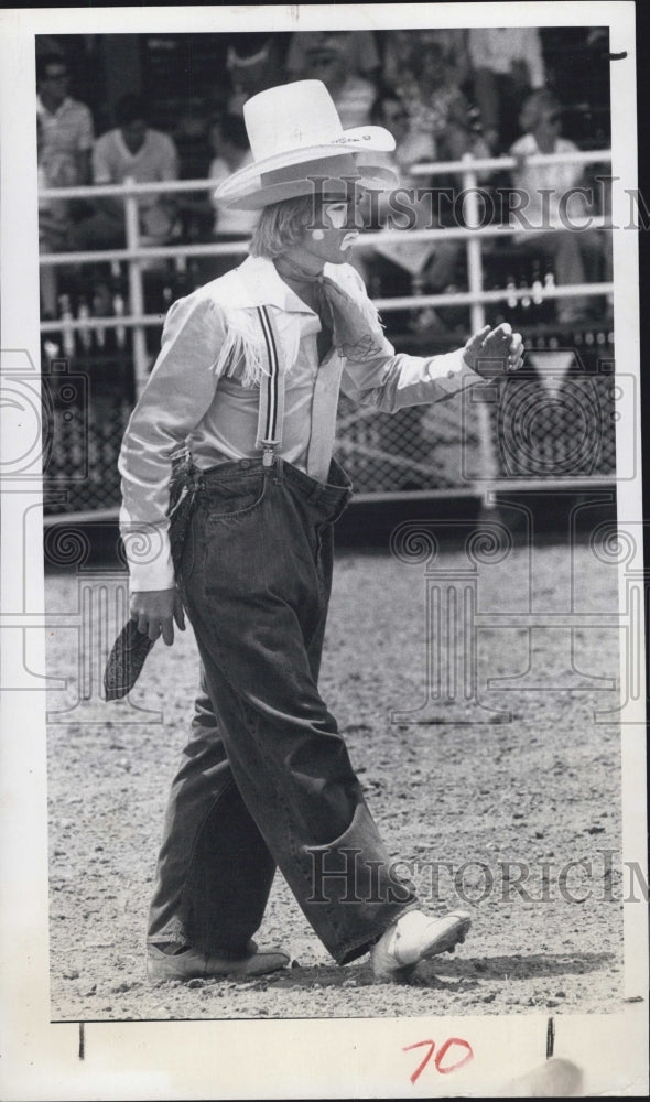 1979 David Burnham a bull fighter in a clown costume. - Historic Images