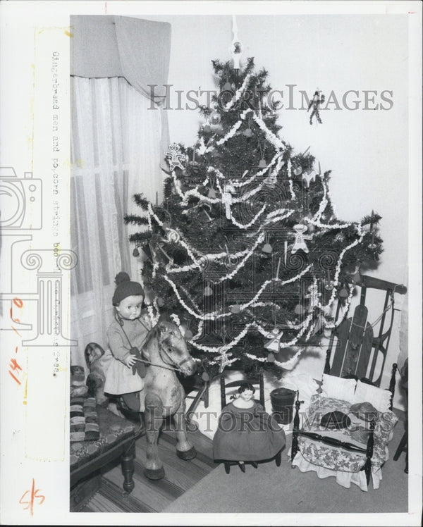 1974 Haas Museum Christmas Tree Gingerbread Men Popcorn - Historic Images