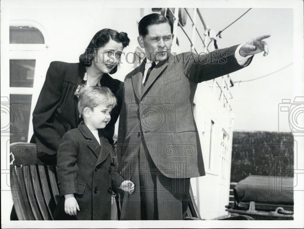 1940 James R. Young, news correspondent with his wife and son ...
