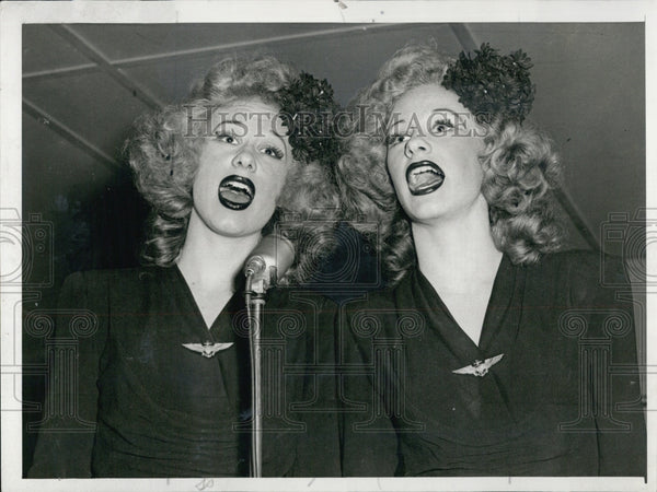 1943 Singers Elsa and Eileen Wilson at Buddies' Club - Historic Images