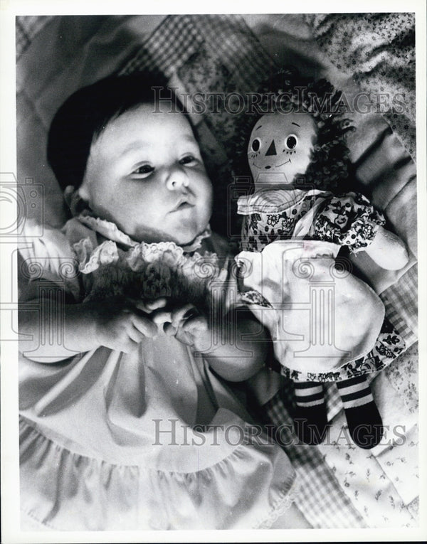 Press Photo Baby Girl Elizabeth Jordan Carr Test Tube - Historic Images