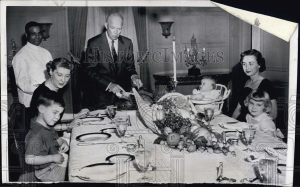 1952 Press Photo Eisenhower carving turkey at Thanksgiving dinner - RS ...