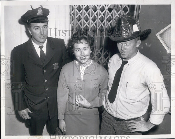 1961 Press Photo Policeman & Firefighter Joseph Desmond Rescue Woman i ...