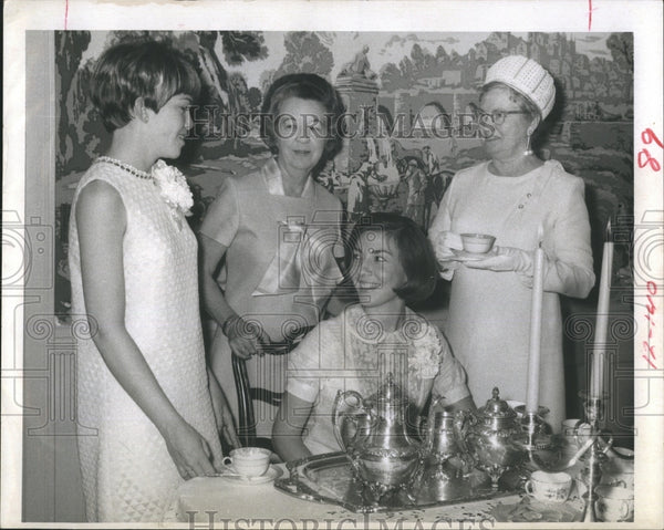 1968 Press Photo Mrs.J Douglas Magnus,Sally Jo Baya,Mrs.Ellis Around T ...