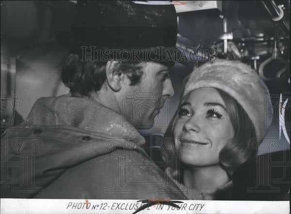 1967 Shirley McLaine Michael Cain ACtors - Historic Images