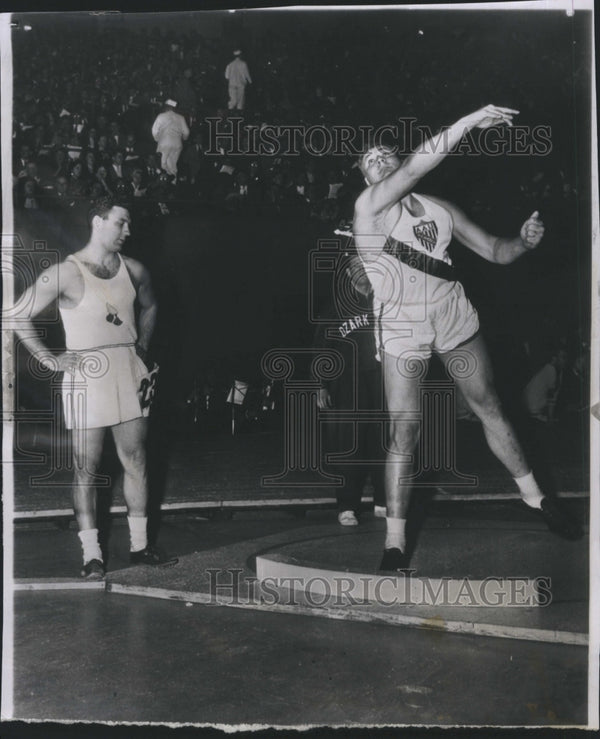1952 Press Photo Jim Fuchs, left, watches Bill Bangert, former champ p ...