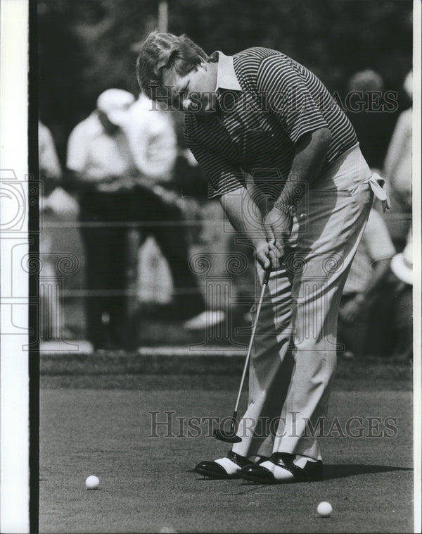 1982 Press Photo Ed Fiori Professional Golfer on the practice putting ...