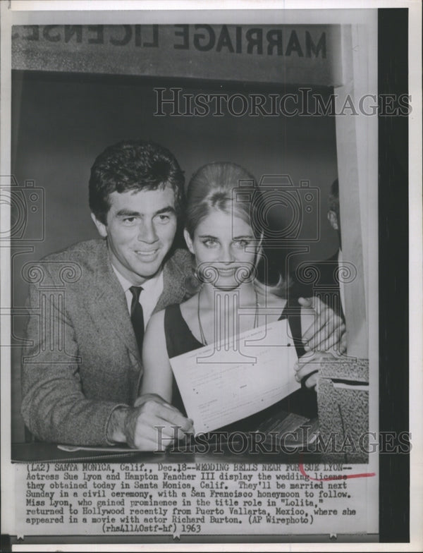 1963 Press Photo Sue Lyon and Hampton Fencher III display wedding lice ...