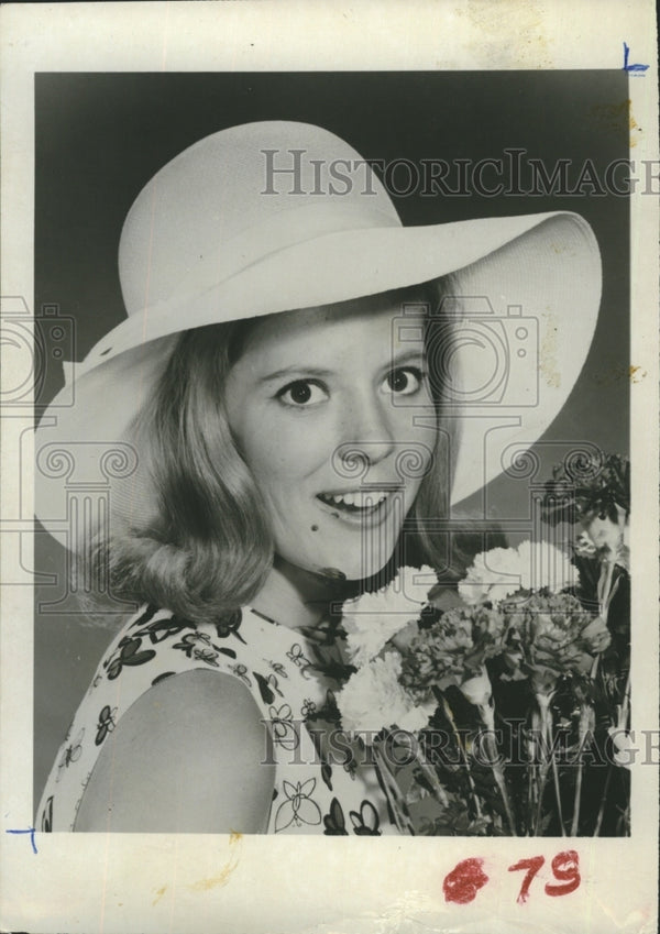1963 Pictured is actress Meredith MacRae. - Historic Images