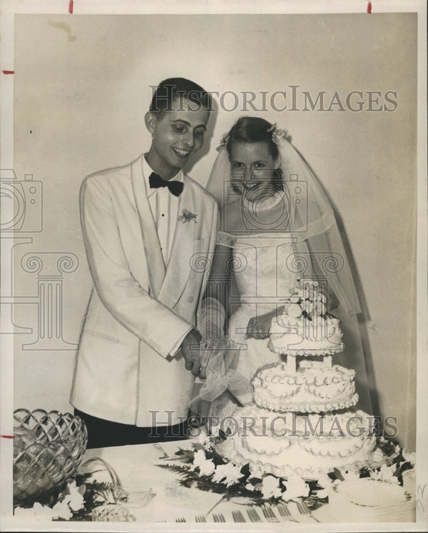 1952 Mr. and Mrs Kenneth Lee Warriner Jr. Wedding. - Historic Images