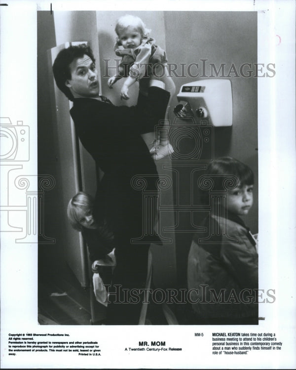 1983 Michael Keaton in a scene from "Mr. Mom" - Historic Images