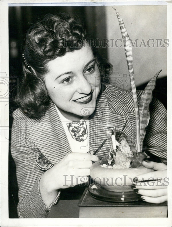 1939 Press Photo Mary Ringer with Plant - Historic Images