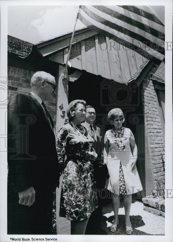 1969 Press Photo American flag hang at the home of Mrs. Thomas P. Staf ...