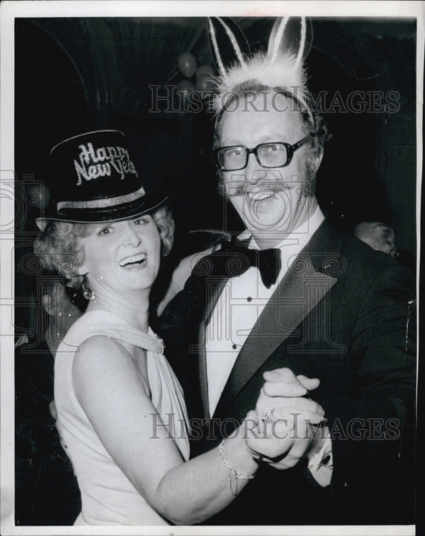 1975 Press Photo Alan Tremain In Bunny Ears Dancing On New Years Eve P ...