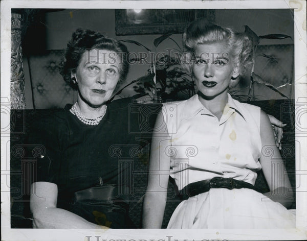 1951 Press Photo Joyce Mathews and her mother Mrs. Gladys Mathews ...