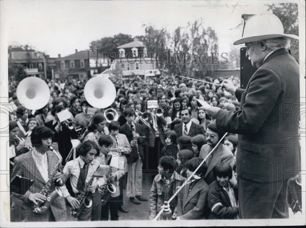 1972 Press Photo Hisg school band is directed by Boston Popscon.Arthur ...