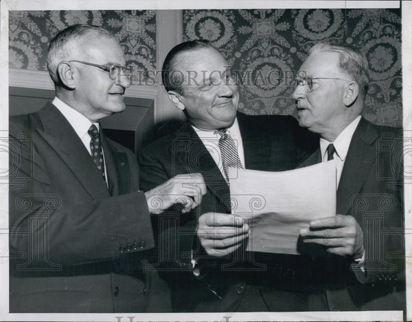 1955 Press Photo William Knowland and Robert Cutler With John Hynes, P ...