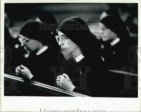 1983 Press Photo Nuns Pray at Holy Cross for Cardinal Medeiros ...