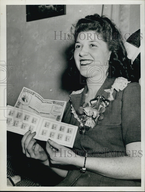 1942 Mrs.Timothy J. Costgrove displayed a 25$ bill. - Historic Images
