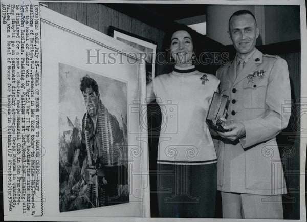 1968 Marine Maj.Howard V. Lee Given Award In New York - Historic Images