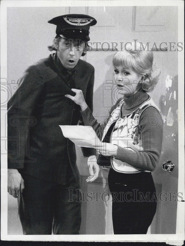 Dennis Allen & Debbie Reynolds in "Rowan & Martin's Laugh-In" 1972 ...