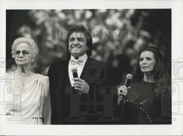 Singer Johnny Cash With Mother Carrie And Wife June Carter Cash 1985 ...