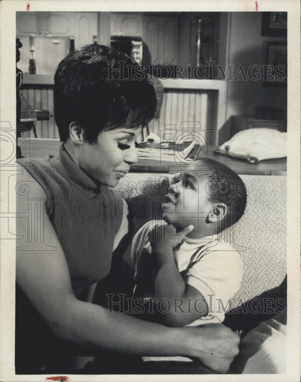 Diahann Carroll & Marc Copage Star In "Julia" 1968 Vintage Press Photo ...