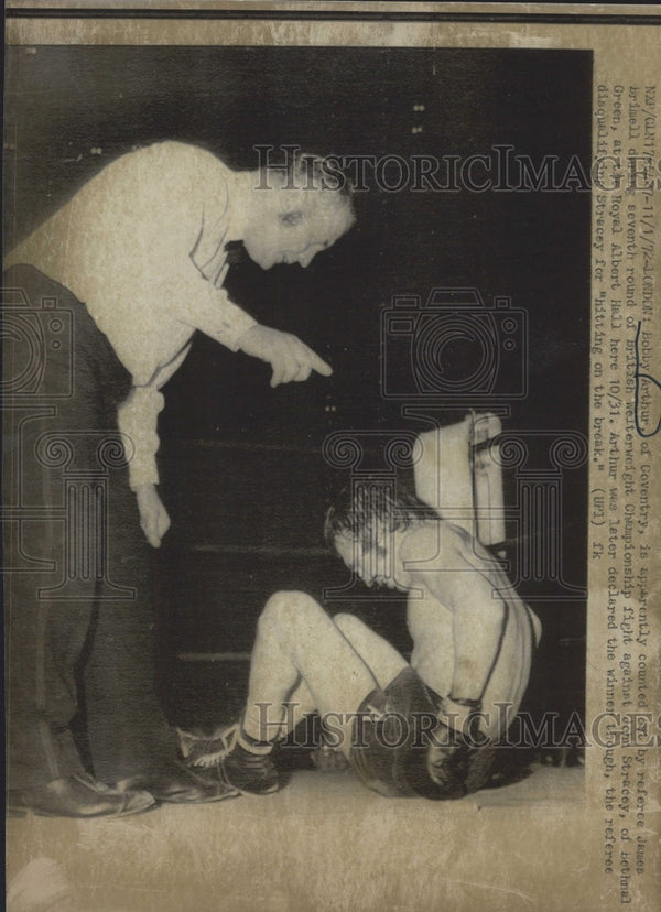 Bobby Arthur Wins Due to Disqualification of John Stracey Boxin 1972 ...