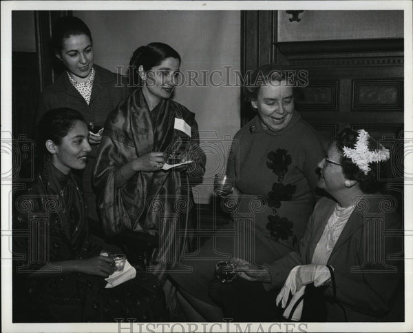 Attiya Inayatullah & Mrs. Champa Vaid at B.U. Women's Guild 1960 ...
