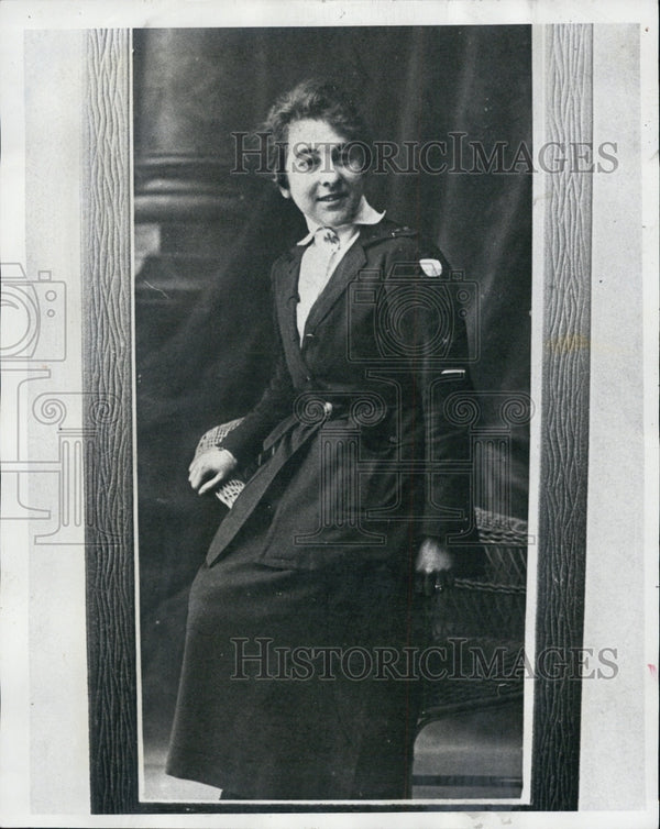 1980 Lydia Warren holds honorable discharge for WWI Army Service ...