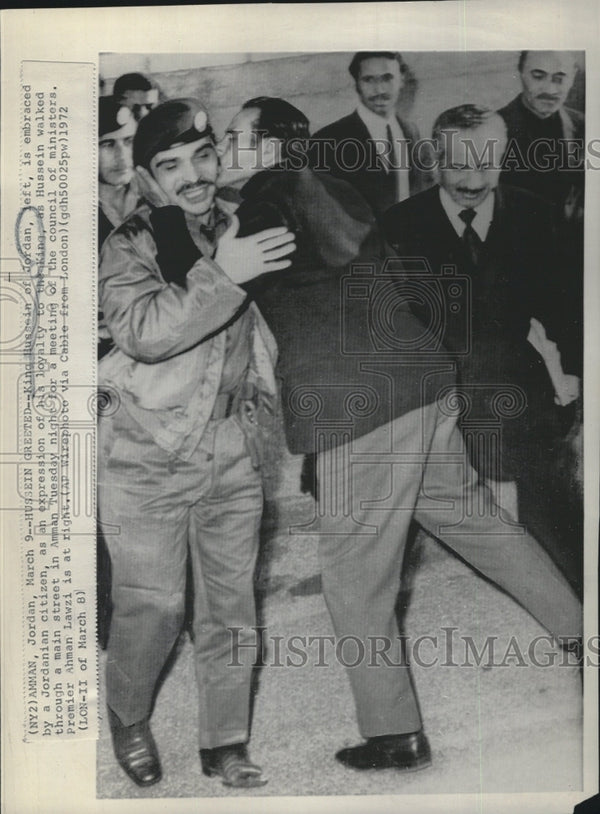 1972 Press Photo King Hussein Jordan Jordanian citizen embrace Amman s ...