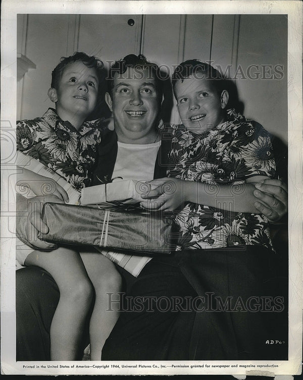 1945 Press Photo Andy Devine w/ sons Dennis & Timothy surprising him w ...
