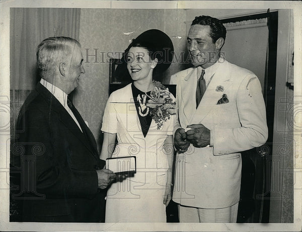 1935 Press Photo Max Baer & Mary Ellen Sullivan exchanging vows in fro ...