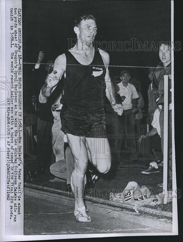 1962 Press Photo Peter Snell Beats Dyrol Burleson In Mile Relay ...
