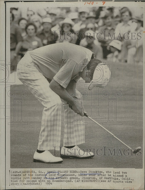 1974 Press Photo Dave Stockton bends over after missing putt on the 7t ...