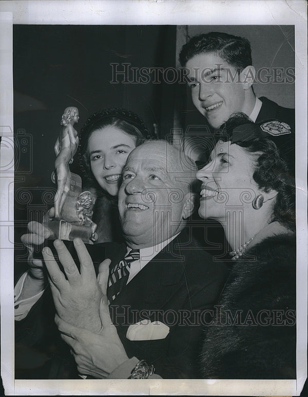 1949 Press Photo Columnist Arthur Baer Shows His "Lady" To His Family ...