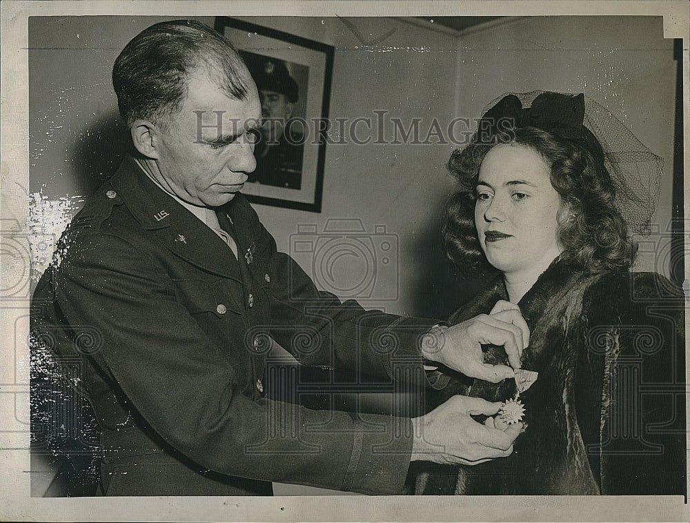 1945 Press Photo Captain Wasson Lawrence & Mrs Jane Wood - Historic Images