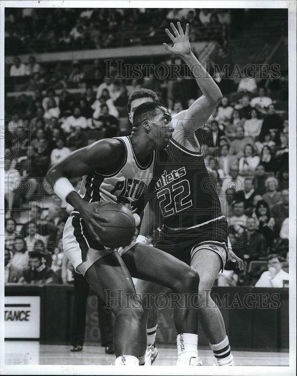 1989 Press Photo John Salley Detroit Pistons Dave Feitl Washington Bul ...