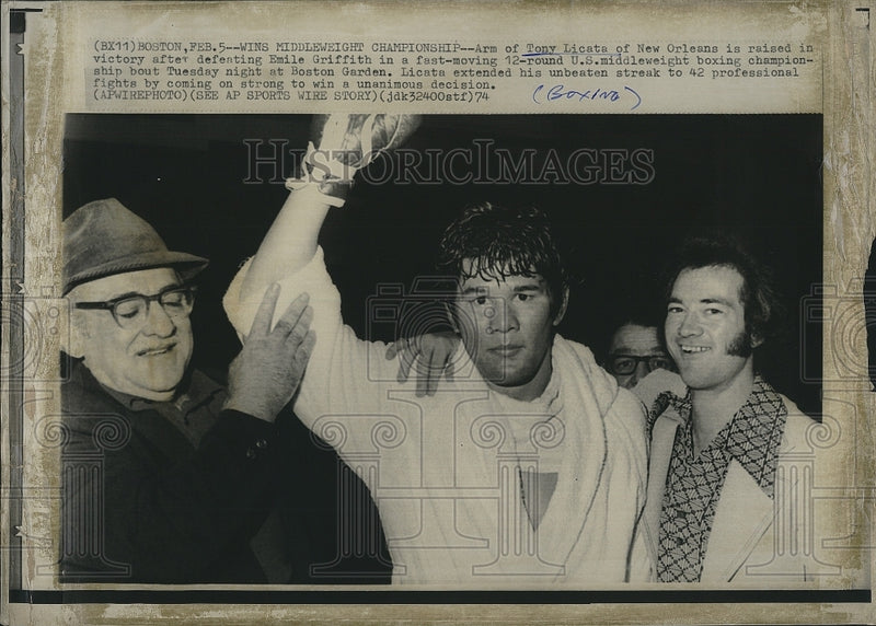 1974 Press Photo Boxer Tony Licata Middleweight Champion After Match ...