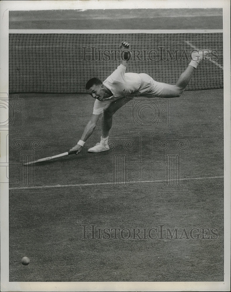 1951 Press Photo Tennis star Tony Trabert at Cinn. Invatational ...