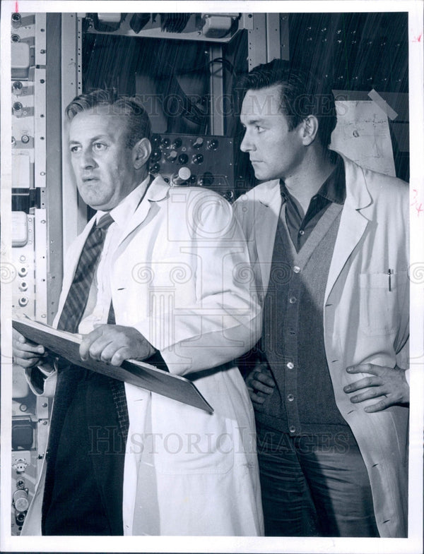 1959 Actors Lee Cobb & Kenneth Haigh Press Photo - Historic Images