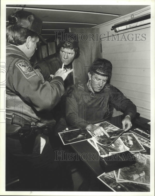 1981 Press Photo Alabama-Birmingham Police Swat team members study pho ...