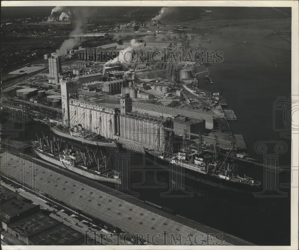1970 Aerial view of ships at Alabama State Docks. - Historic Images