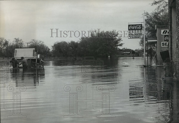1973 Bill Perkins, Son Perry Move Business Supplies in Muscle Shoals ...