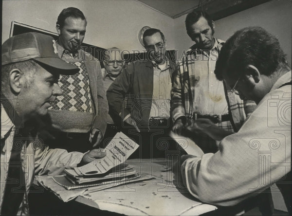 1974 Press Photo Coal miners Local 1928, ready to vote on new contract ...