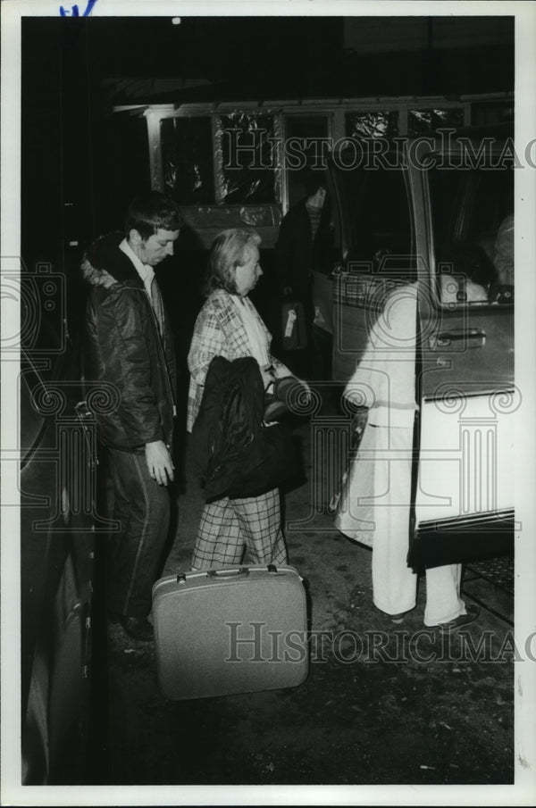 1982 Press Photo Former Boarders Get in Van for Trip to Cabana, Tarran ...